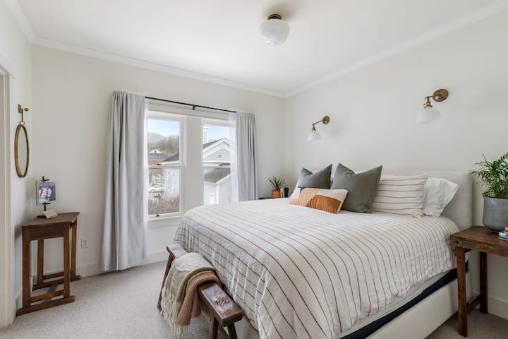 King + Twin Suite For 3! (Room 203) - Jacksonville, OR