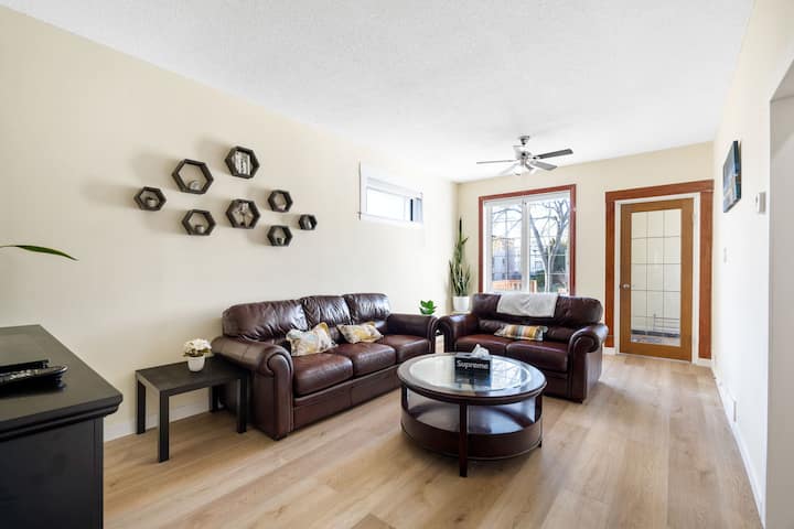Cozy Home With Free Garage Parking - Winnipeg