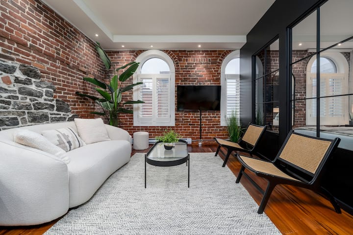 *New* Rock And Red Luxury Condo - Québec, QC