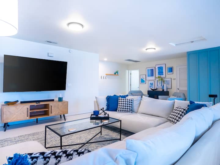 Theblueloftretreat • Chic|bright Stay Near Mass St - Lawrence, KS