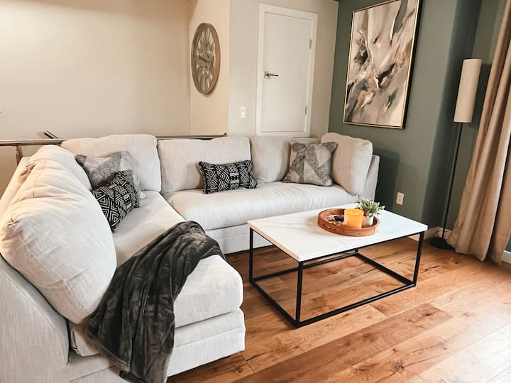 Beautiful 2br + Pool + Hot Tub + Gym + Games Room - Saskatoon