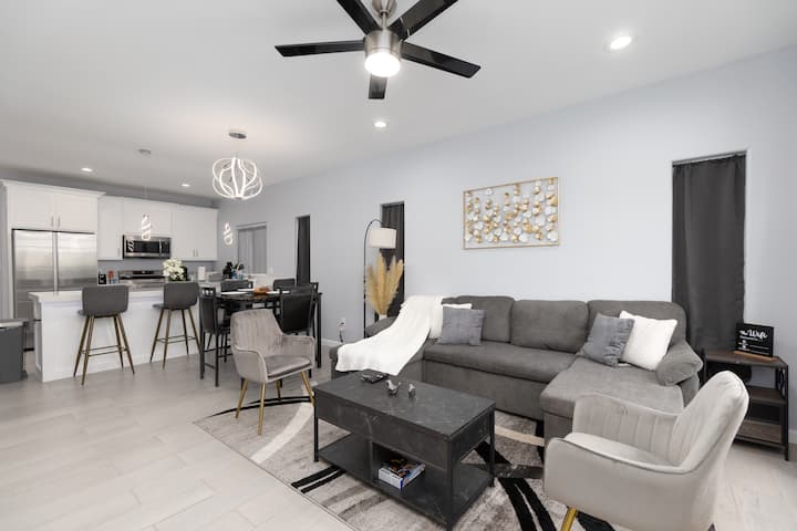 Modern King Suite Gem W Walking Trail (Ev Charger) - Brownsville, TX