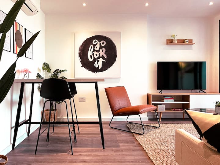Luxe London Pad With Free Parking! - Brentford