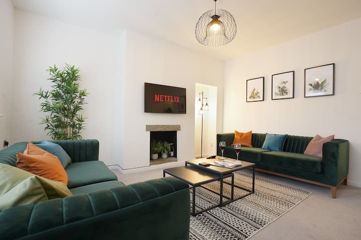 The Lodge - Stylish, Modern Home From Home - Sheffield