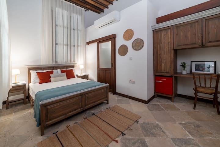 Private Room In Historic House W/ Magical Garden-1 - Nicosia