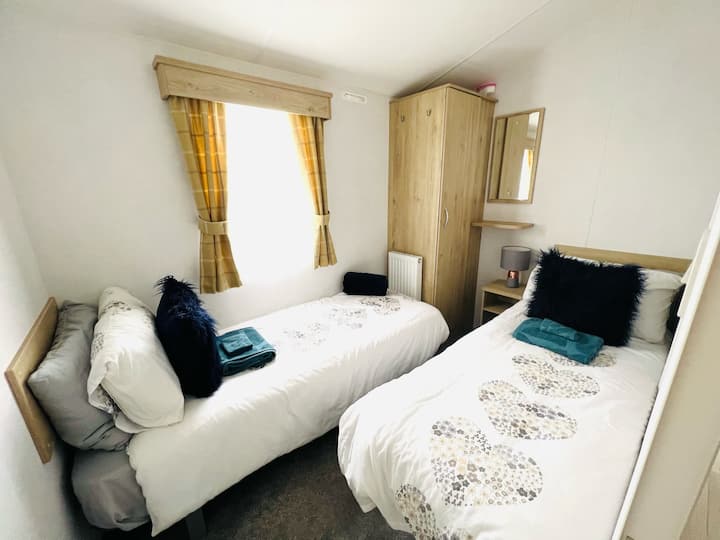6 Sandringham Garden Parking Nr Lake And Playpark - Withernsea