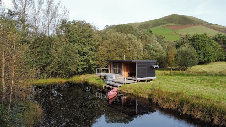 Luxury Cabin With Private Lake, Canoe & Hot Tub - Penrhyndeudraeth