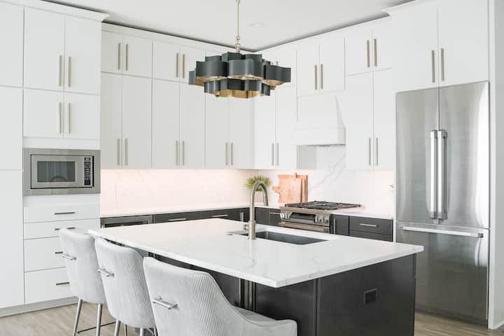 Luxe Condo In Heart Of Downtown! - Carlisle, IA