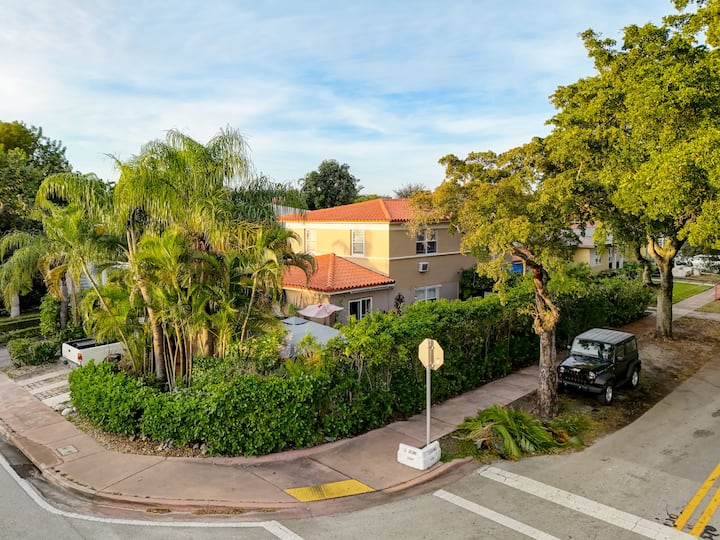 Beautiful Private Cozy Townhouse - Coral Gables, FL