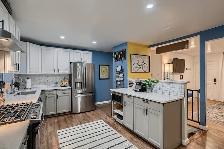 Rocky Mtn Arvada 5bed/3bath: Ping Pong & Foosball! - Arvada, CO