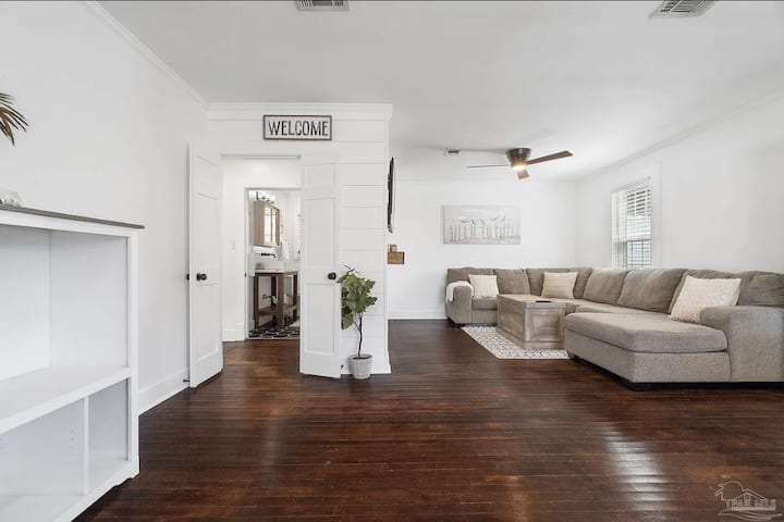 Charming Renovated Two Bedroom - Pensacola, FL
