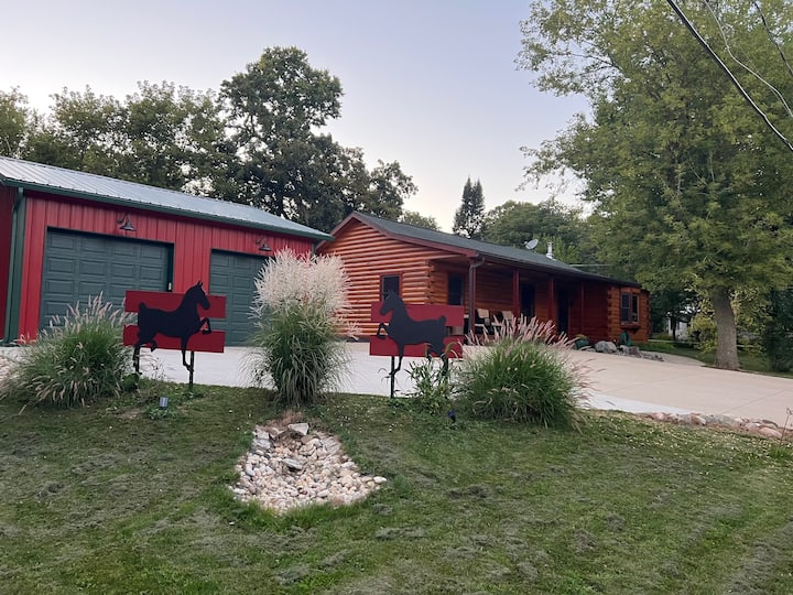 Cozy Log Home - Lake Geneva, WI