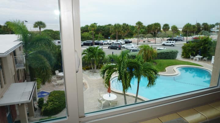 Beach Views & Pool Views, 2br, Sleeps 8. Fn #306 - St. Pete Beach, FL