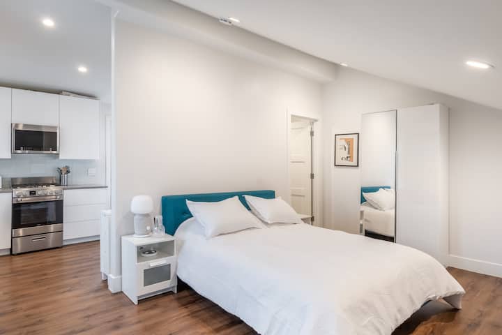 Modern Studio With Kitchen Close To It All! - Belmont, CA