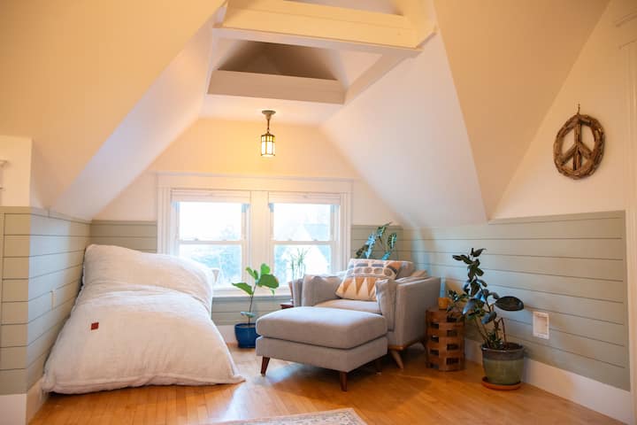 Bright Top-floor 1br | Deck, Walkable, Skylit Bath - Portland, ME