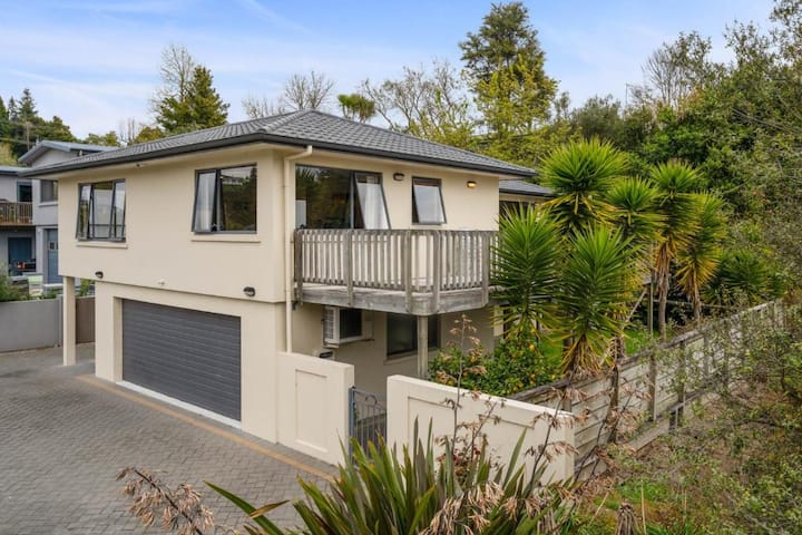Riverbank Retreat - Family Home. - Taupō