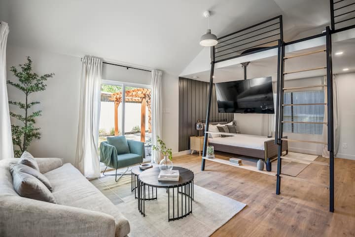 Tiny Home With A Cozy Loft For Quiet Moments - Houston, TX