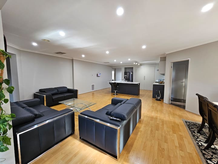 Relaxing Spacious Family Home - Caroline Springs