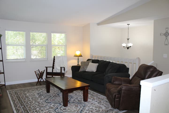 Virginia’s 4 Bed, 2 Full Bath Getaway With Lg Yard - Greeley, CO