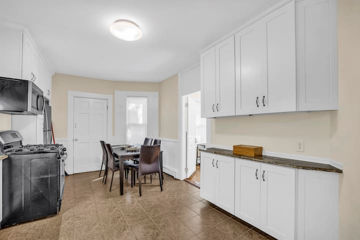 Quiet Large Room, Near Central Square Shops & Mit - Cambridge, MA