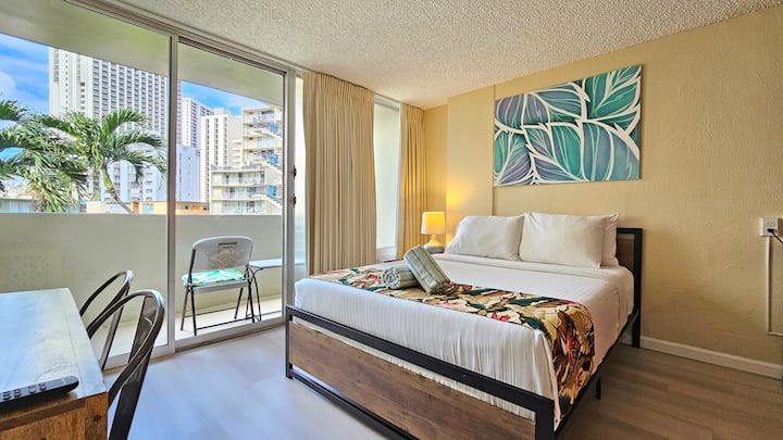 Wg 305 Pool Side, Queen Bed Balcony Suite. - Honolulu, HI