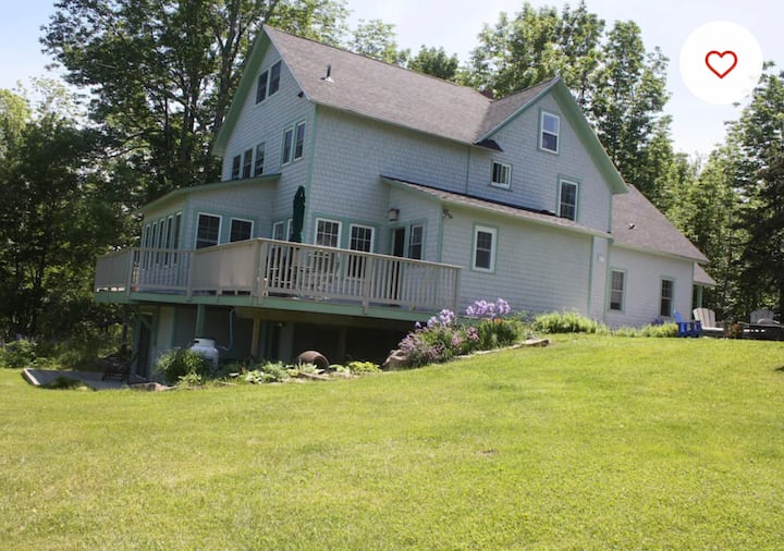 Spacious Farmhouse & Mnt Views - Maine