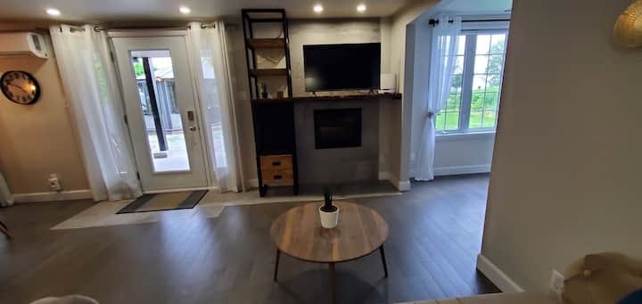 Luxurious Waterfront Paradise With Gazebo, Hottub - Hawkesbury