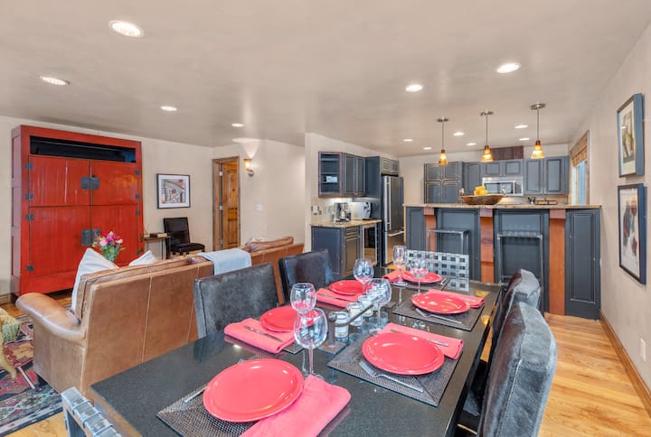 Gondola & Grocery 1 Block. Covered Parking 2br/2ba - Telluride, CO