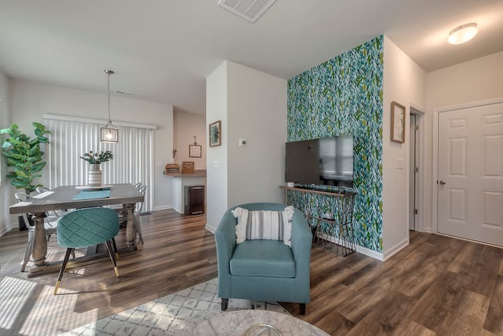 Sleep 16 In Both Sides Of Our Charlotte Duplex! - Charlotte, NC