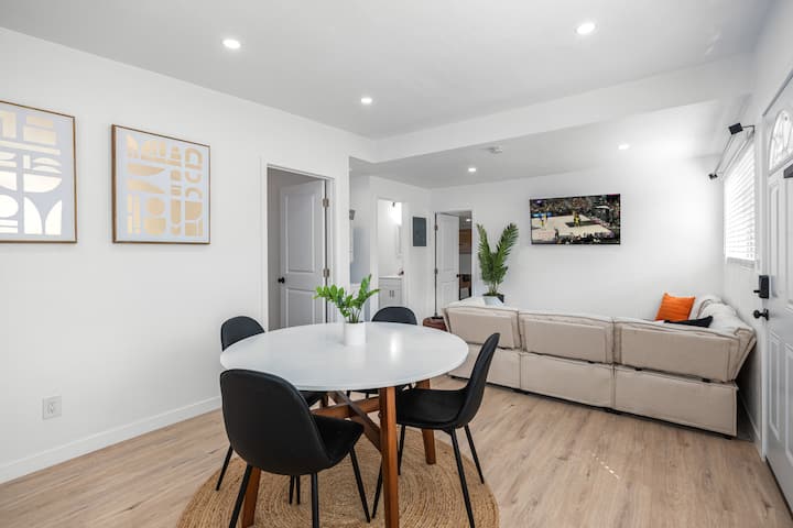 Elegant King Bed Retreat Near Disneyland - アナハイム, CA