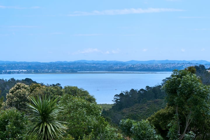 Stylish Birkenhead Apartment. Sea And Bush Views - Auckland