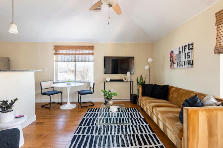 Spacious Retreat In East Downtown - Austin, TX