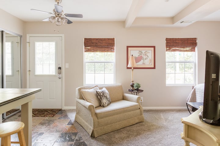 Lovely Clean South Kansas City Studio - Kansas City, MO