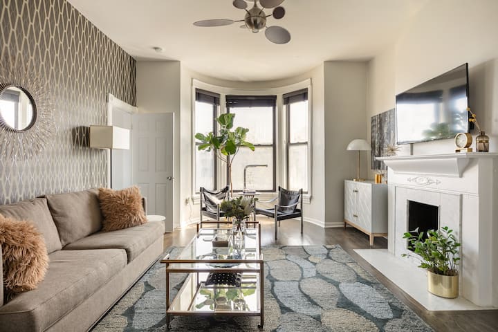 Bright, Modern Apartment In A Vintage Greystone - Chicago, IL
