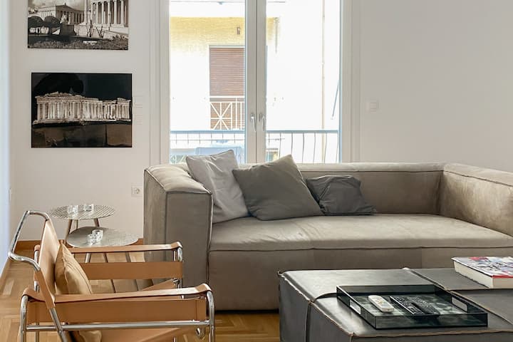 Walk To Cafes And Bars From A Bright And Roomy Apartment - Atenas
