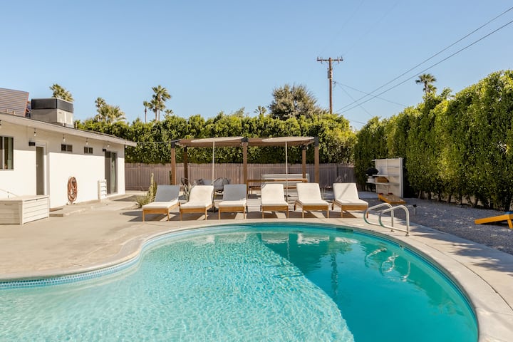 Relax Poolside With Mountain Views At The Roseta - Palm Springs, CA