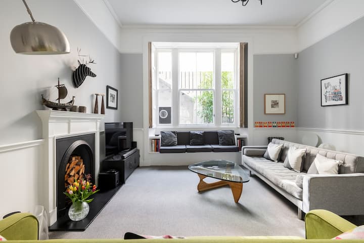 Relax At An Airy, Art-filled Old Town Home - Edimburgo