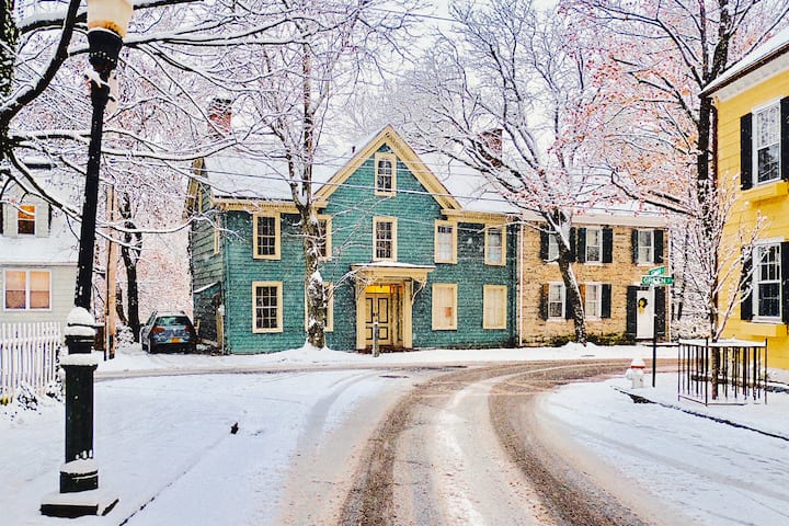 Historical Walkable Stockade Retreat • C.1811 - Kingston, NY