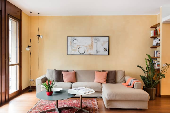 Elegant And Roomy Central Apartment With A Balcony - Milan