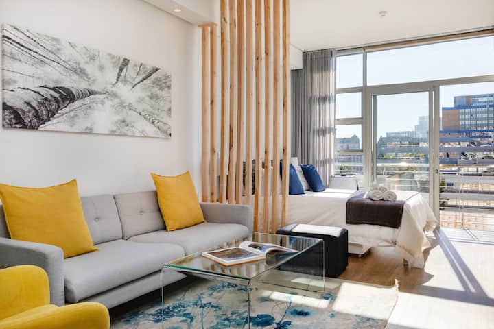 Backup-powered Trendy Apartment @ Table Mountain - Camps Bay