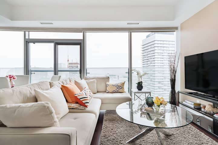 Look Out To Lake From Luxurious Condo Suite In Downtown Core - Toronto