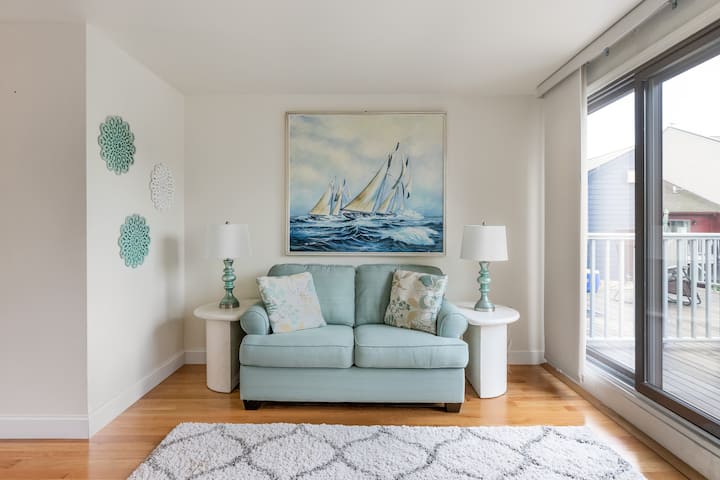Downtown Newport Condo With Water View - Newport, RI