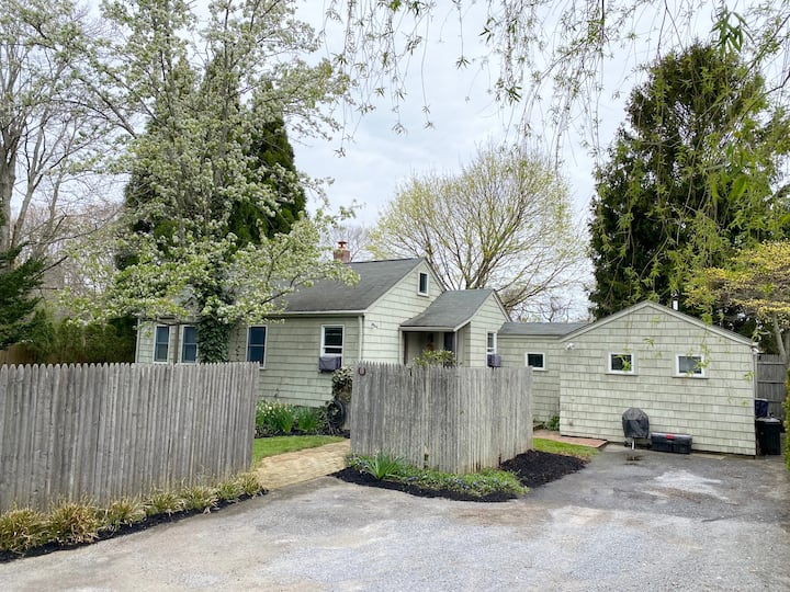 Eclectic Garden Cottage 2 Miles From Main Beach - East Hampton, NY