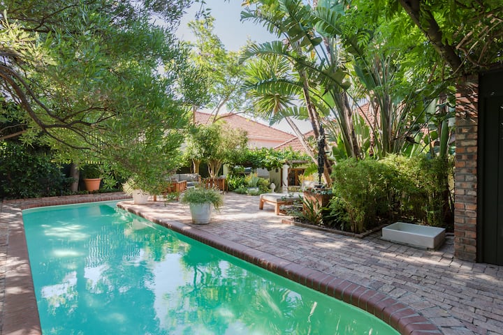 Contemporary Farmhouse With Garden And Pool - Camps Bay