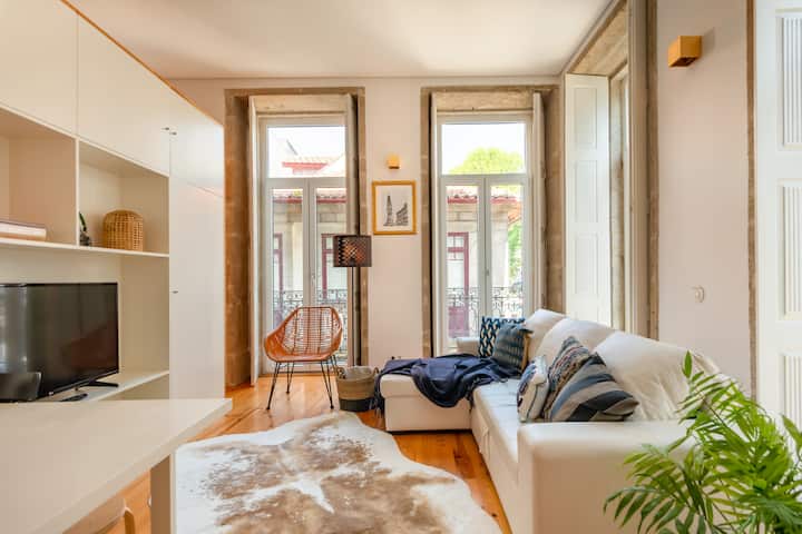Sun-filled Central Studio Steps From Clérigos - Porto