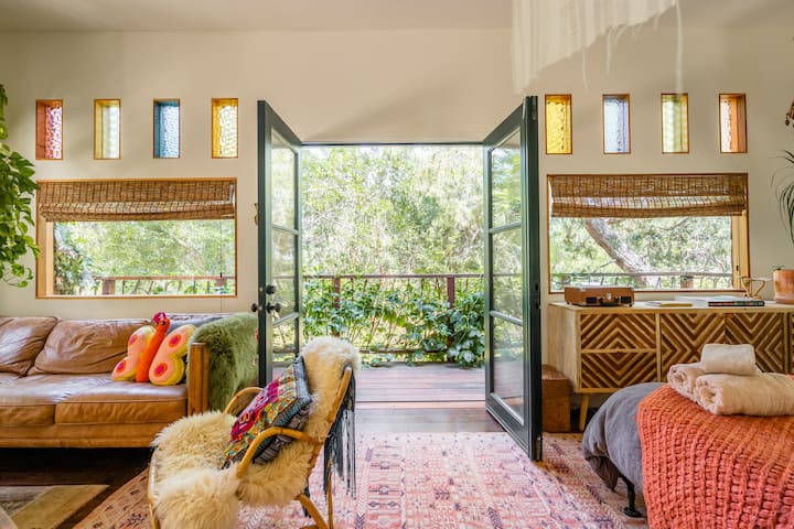 Treehouse Cabin, Secluded Garden + Rainfall Shower - Los Angeles, CA
