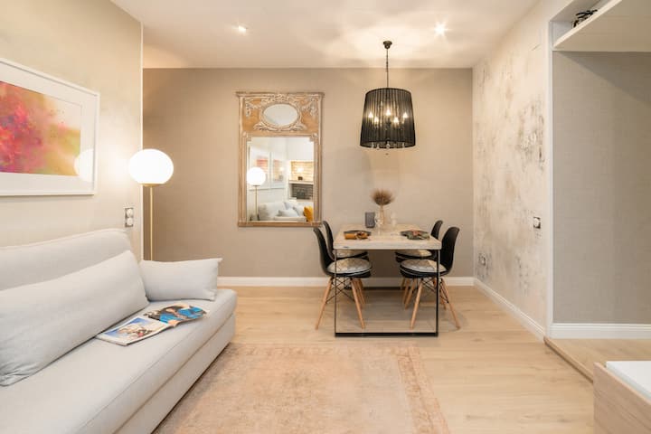Walk To The Beach From A Bright Apartment With A Balcony - Badalona