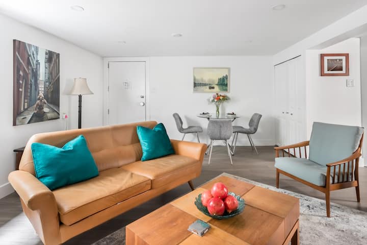 Lower Level Guest Suite In Quaint Home - Vancouver