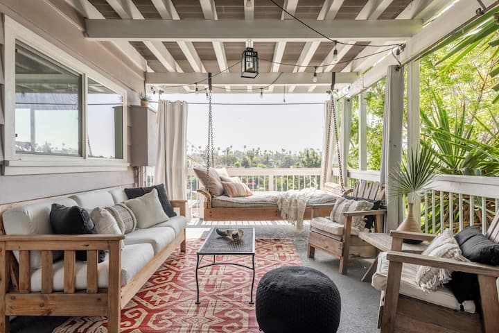 Spacious Urban Alcove With Panoramic Mountain Views - Los Angeles, CA