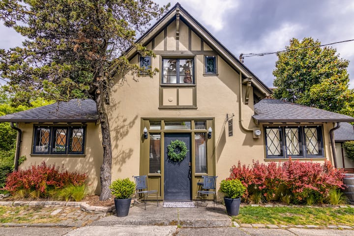 An Enchanting Hidden Gem In The Heart Of Seattle - Seattle, WA